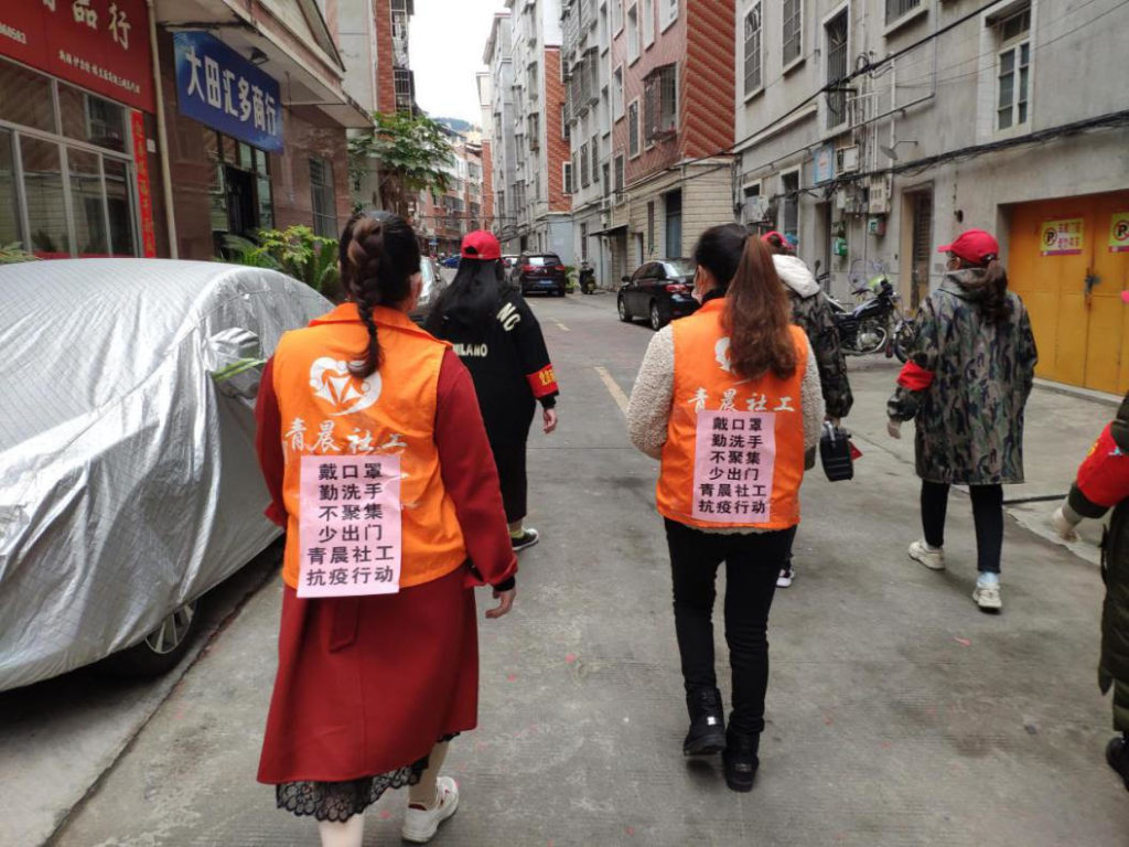 Chinese social workers actively engaged in the fight against the corona ...